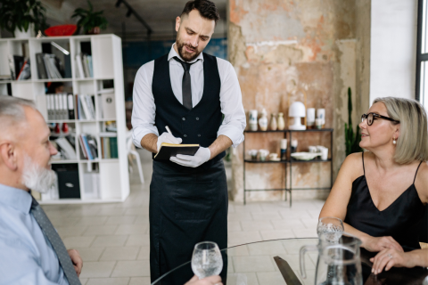 Devenir serveur Métier, formation, salaire, etc.